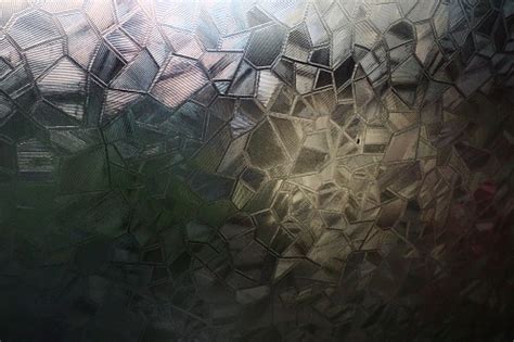 백라이트가있는 플루트 유리 빛의 아름다운 여러 가지 빛깔의 굴절 추상적인 배경입니다 자체 접착 필름 늑골이있는 유리 표면 양각