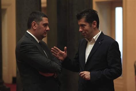 Кирил Петков със совалки между групите преди срещата за шеф на НС