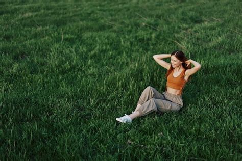 Jeune Femme Jouant à Des Jeux Dans Le Parc Sur Lherbe Verte écartant