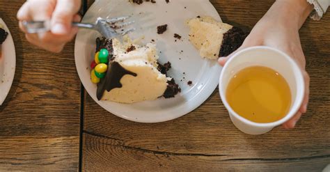 M And Ms 가족 모임 간식 시간 기쁨의 순간 다채로운 달콤한 대접 디저트 레저 먹는 목조 테이블 생일 생일 전통 생일 케이크 설탕 설탕을 입힌