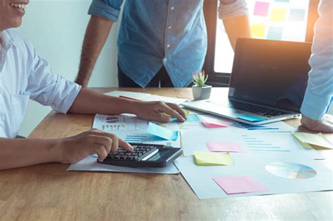 사이드 회계사 손 보기 그는 계산기를 사용 하 고 숫자를 씁니다 회계 개념 개념에 대한 스톡 사진 및 기타 이미지 개념 경제 계산기 Istock