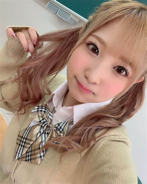 栄川乃亜さんのインスタグラム写真 栄川乃亜instagram「♡♡♡ いつまで制服？ 制服 金髪 女子高生 Jk」2月15日