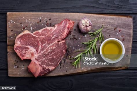 원시 쇠고기 스테이크 T 뼈 성분과 Steakhouse에 대한 스톡 사진 및 기타 이미지 Steakhouse 고기 날것