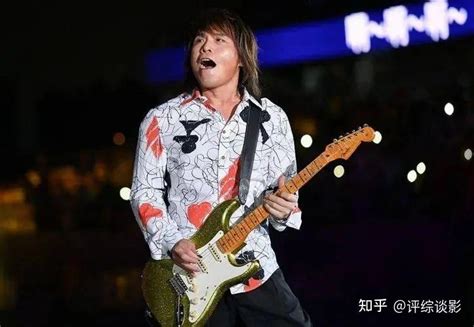 伍佰开演唱会连麦克风都不拿，工作室：下次准备连伍佰都不带了 知乎