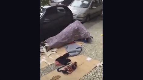 Una Pareja De La Calle Tiene Sexo Debajo De Una Manta A Plena Luz Del Día Video Telemundo