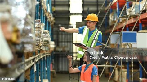 대형 창고의 선반에 바코드 스캐너로 재고 상자를 확인하는 창고 작업자 바코드 스캐너에 대한 스톡 사진 및 기타 이미지 바코드