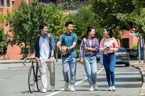 快乐的大学生在校园里步行高清摄影大图 千库网
