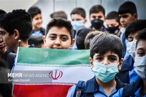 اجرای سرود سلام فرمانده توسط دانش آموزان کرمانشاهی