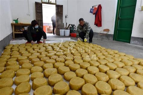 江西宁都：黄元米果迎新年 人民图片网