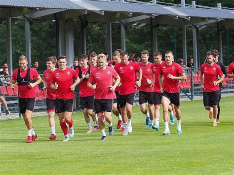 Kibice Widzewa bez euforii Więcej piłkarzy odchodzi niż przychodzi