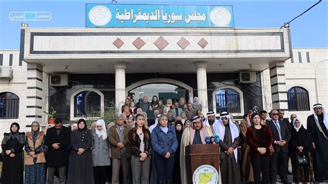 ممثلين عن الفعاليات المجتمعية في الرقة يلقون بياناً إلى الرأي العام
