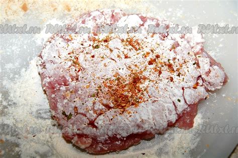 Стейки из свинины в сухарях на сковороде 8 фото в рецепте