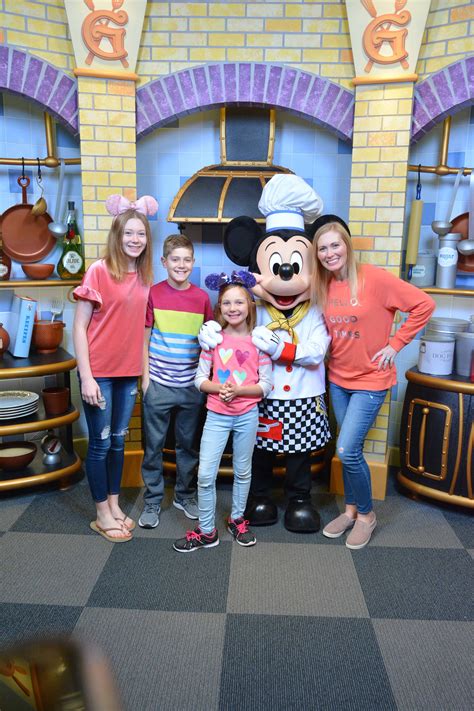 Goofy S Kitchen Disneyland Character Dining The Happiest Blog On