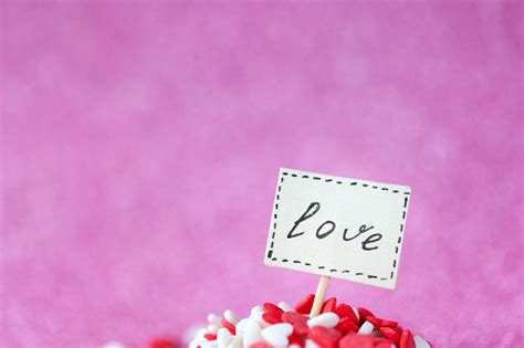 분홍색 배경에 힙 빨간색과 흰색 하트보드에 구성 된 사랑 텍스트 발렌타인 데이 컨셉 0명에 대한 스톡 사진 및 기타 이미지