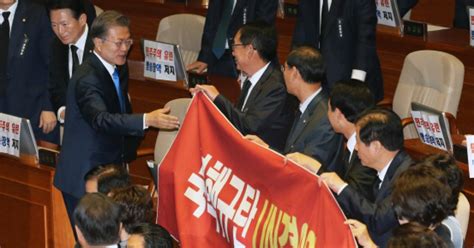 한국당 현수막 시위 文 정면돌파 與 환호성