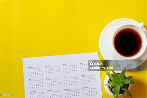 플래너와 주최자가 매일 약속을 계획하고 미리 알림하는 캘린더 회의 의제 일정 시간표 및 작업 관리 집에서 일하기 캘린더 미리 알림 이벤트 개념입니다 0명에 대한 스톡 사진