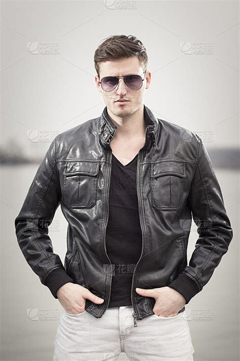 帅哥穿皮夹克