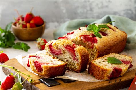 맛있는 여름 디저트 딸기 파이 가벼운 돌이나 슬레이트 테이블에 딸기달콤한 맛있는 휴일 케이크 텍스트에 사용할 수 있는 여유 공간입니다 0명에 대한 스톡 사진 및 기타 이미지