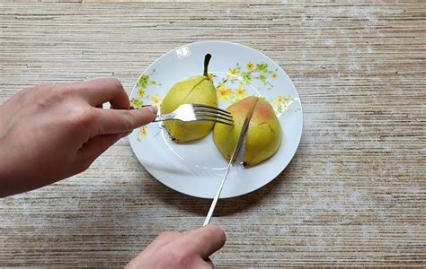 Как есть грушу едим фрукт целиком и отдельными ломтиками