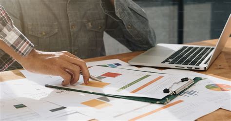 비즈니스 팀은 재무 보고서와 사무실에서 노트북 컴퓨터를 가지고 일합니다 사진 Unsplash의 사무실 이미지