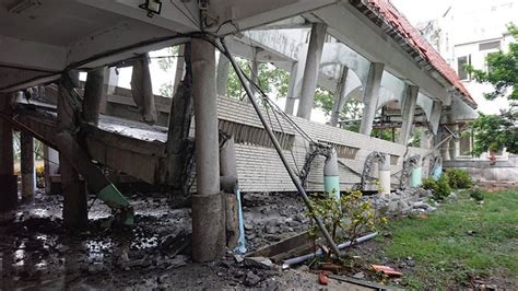 台湾花莲69级地震：玉里一所小学内大片建筑倒塌，现场杂乱满地碎石腾讯视频