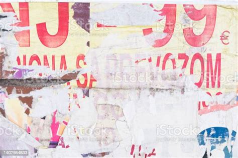 찢어진 거리 포스터 배경 임의의 텍스트와 숫자가있는 추상적 인 풍화 된 종이 콜라주 0명에 대한 스톡 사진 및 기타 이미지