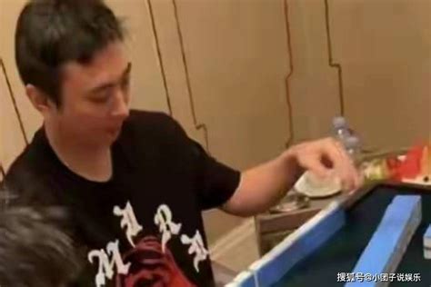 王思聪疑深夜赌博！与众富豪打麻将流水超千万，坐拥2亿麓湖别墅酒吧烧烤成都