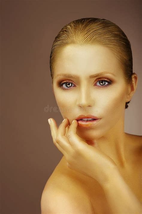 Czysty Pi Kno Poz Ocista Kobiety Twarz Zdj Cie Stock Obraz Z O Onej Z Gimbals Satinowy