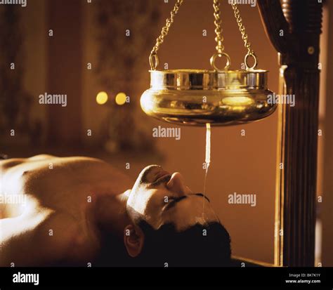 Ayurvedic Shirodhara Treatment Fotografías E Imágenes De Alta