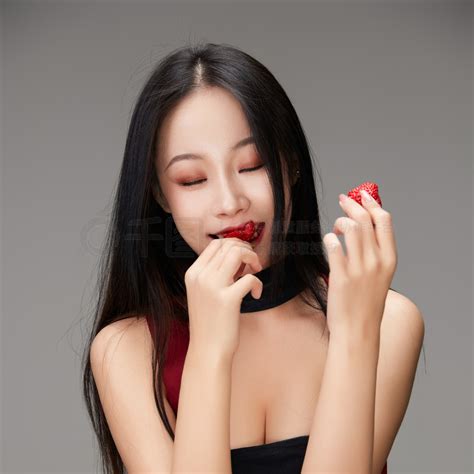 吃水果高清图片 吃水果的亚洲东方长发少女 人像图片免费下载 jpg格式 3648像素 编号50449200 千图网