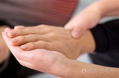 关闭按摩推拿师做手部按摩的男运动员在医疗办公室背景照片 正版商用图片0e5ok7 摄图新视界