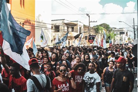 Milhares Vão às Ruas Em Todos Os Estados Em Defesa Da Educação E Da