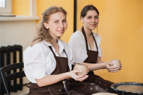 여성 도공들은 점토 화병을 도공의 바퀴에서 제거하는 것을 마쳤습니다 흰색 점토의 화병을 만드는 화이트 클레이 클로즈업으로 세라믹 제품 만들기 공부에 대한 스톡 사진 및 기타