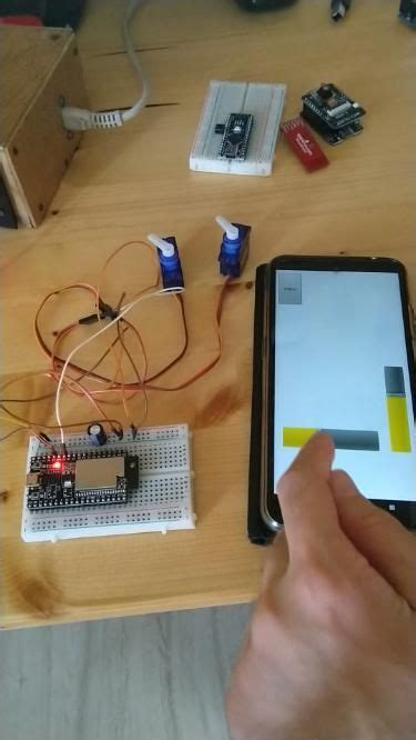 controlling 2 servos over wifi with esp32 and 2 sliders in roboremo
