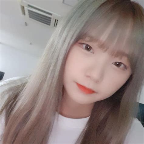 Instagram의 진자림님 “요즘 컨디션 안 조음” 고급 패션 소녀 얼굴