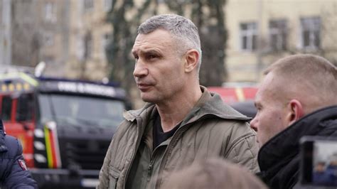 Кличко приїхав на місце падіння уламків у Києві — фото Читайте на Ukr Net