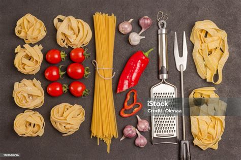 검은 배경에 유기농 식품 야채 토마토 고추와 건조 이탈리아 파스타의 종류와 모양의 다양한 강판에 대한 스톡 사진 및 기타 이미지 Istock