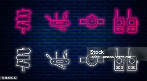 세트 라인 스위스 군용 칼 손목 시계 도로 교통 표지판 및 워키 토키 벽돌 벽에 빛나는 네온 아이콘 벡터 거리에 대한 스톡 벡터