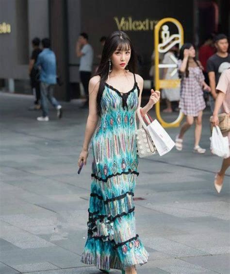 街拍，自带仙气的小姐姐，图2微胖女神，图3如出水芙蓉让人疼惜
