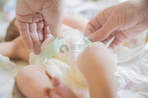 男用手对躺在白床单上的高清图片下载 正版图片505183351 摄图网