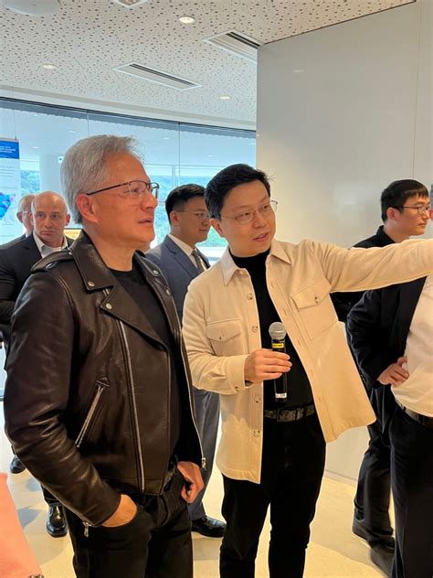 黃仁勳訪科大了解ai研究成果 同日座談會即場抽晶片 掀全場高潮 新冠疫情專頁
