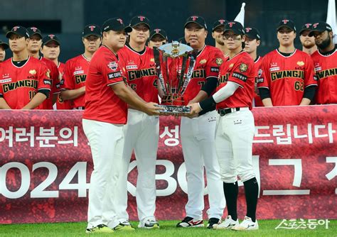 Kia ‘홈에서 정규시즌 우승 트로피~｜스포츠동아