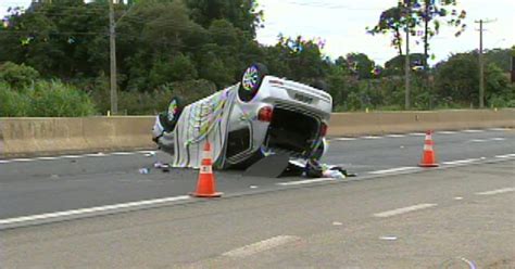 G1 Veículo Capota Em Rodovia E Mulher Morre Em Araçoiaba Da Serra