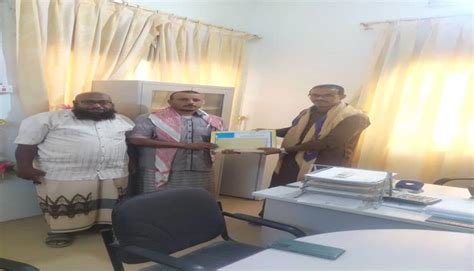 مدير مؤسسة المياه والصرف الصحي بالقطن يكرم العين الساهرة في المؤسسة