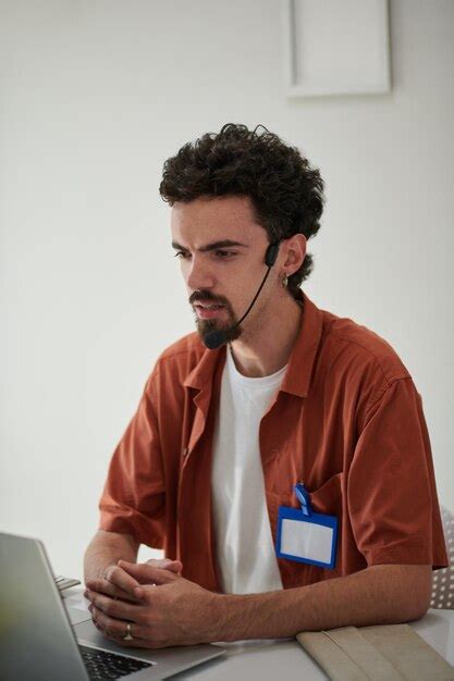 Premium Photo Qa Engineer Resolving Issue