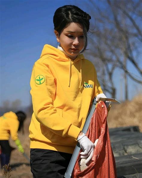 尹夫人金建希原名金明信，她在意脸面，手部却苍老，发型遮住耳朵头发衣品显得
