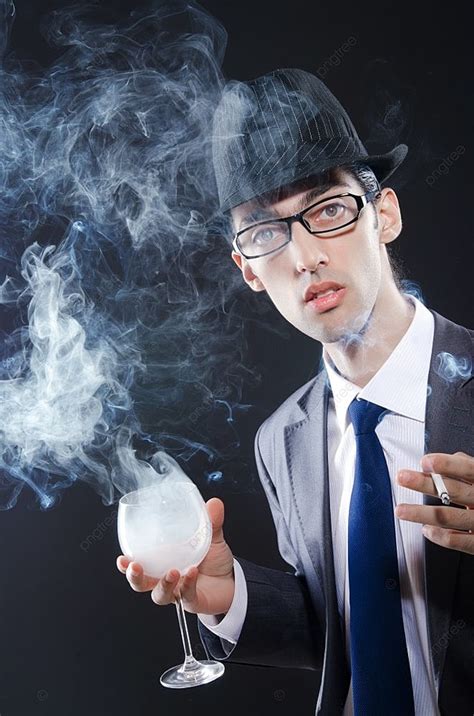 شاب يدخن سيجارة صورة الخلفية والصورة للتنزيل المجاني Pngtree