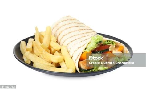 맛있는 치킨 샤워마와 프렌치 프라이가 흰색에 고립 된 접시 0명에 대한 스톡 사진 및 기타 이미지 0명 거리 건강한