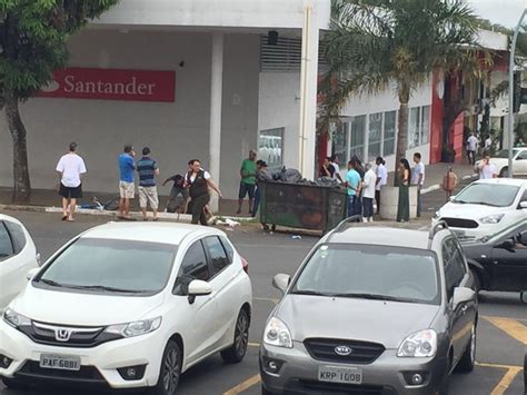 Vídeo Morador de rua é esfaqueado na Asa Sul na manhã deste domingo Metrópoles