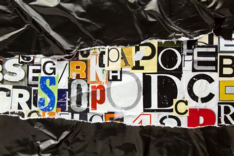 신문 잡지 편지와 숫자로 클리핑에서 콜라주에 찢어지고 구겨진 검은 종이 잡지에서 잘라 알파벳 문자에 찢어진 검은 종이 추상적 인 패션 배경 0명에 대한 스톡 사진 및 기타